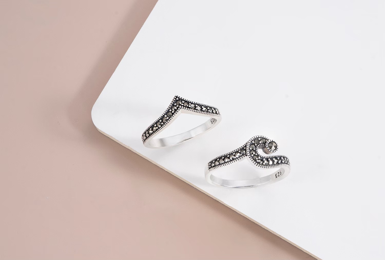5 Reasons to Add a Middle Finger Ring to Your Jewelry Collection